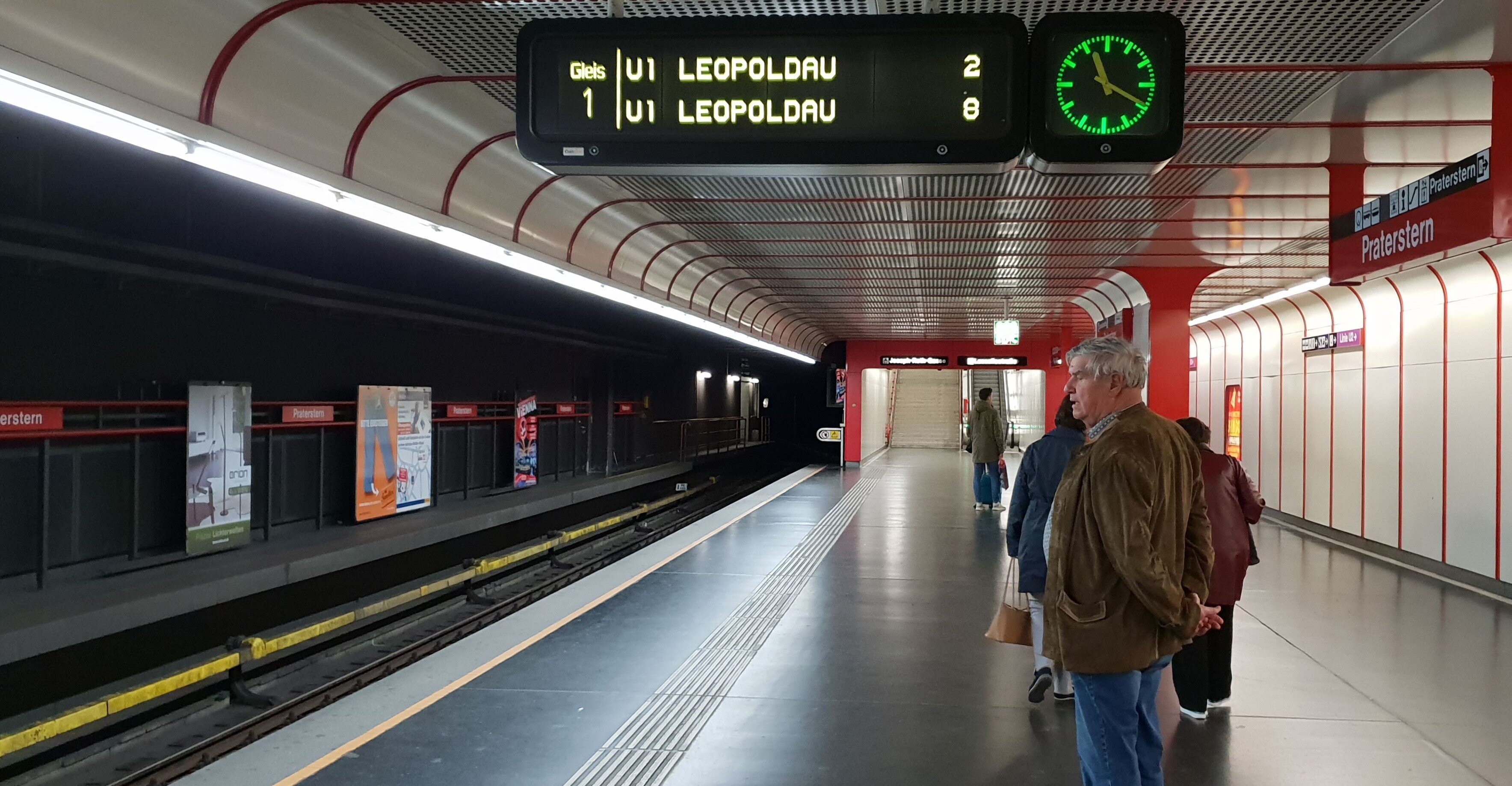 Public transportation in Vienna: subway, streetcars, buses, bicycles