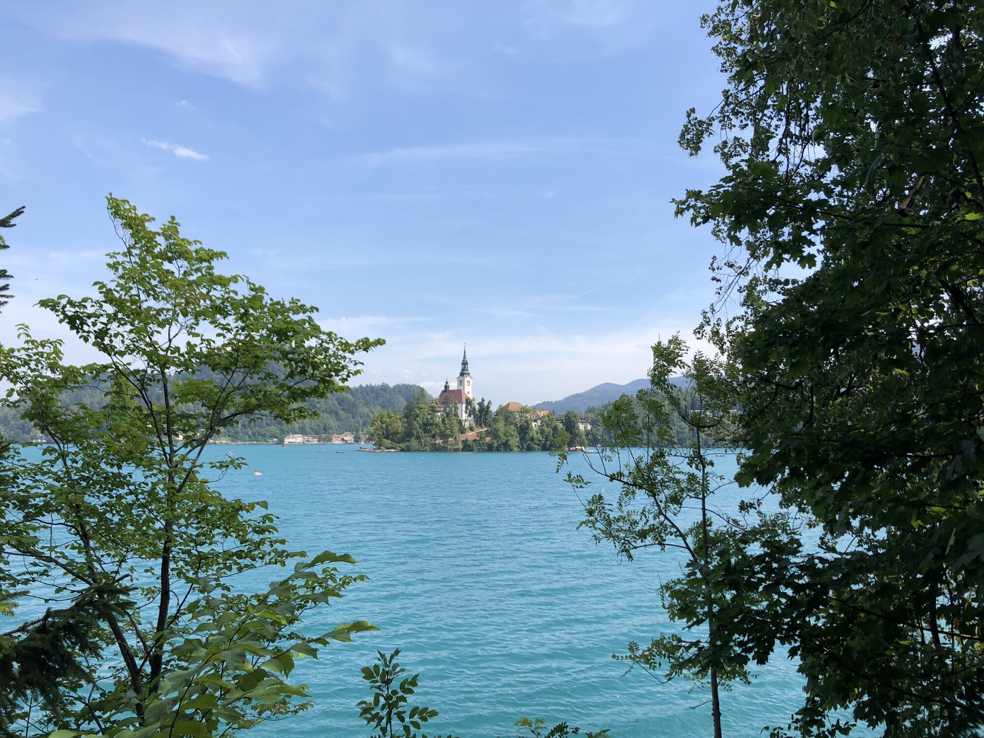 Blejsko Lake: beaches and entertainment