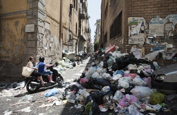 Naples' garbage crisis: in search of Europe's dirtiest back alleys