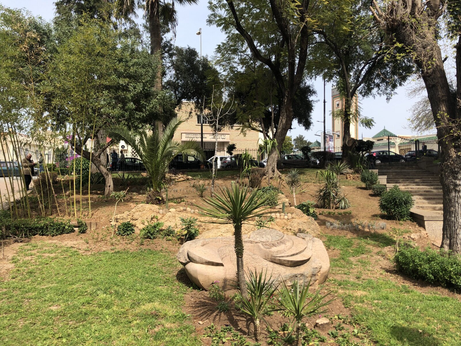 Which neighborhood of Fez is more convenient and safe for a tourist to ...