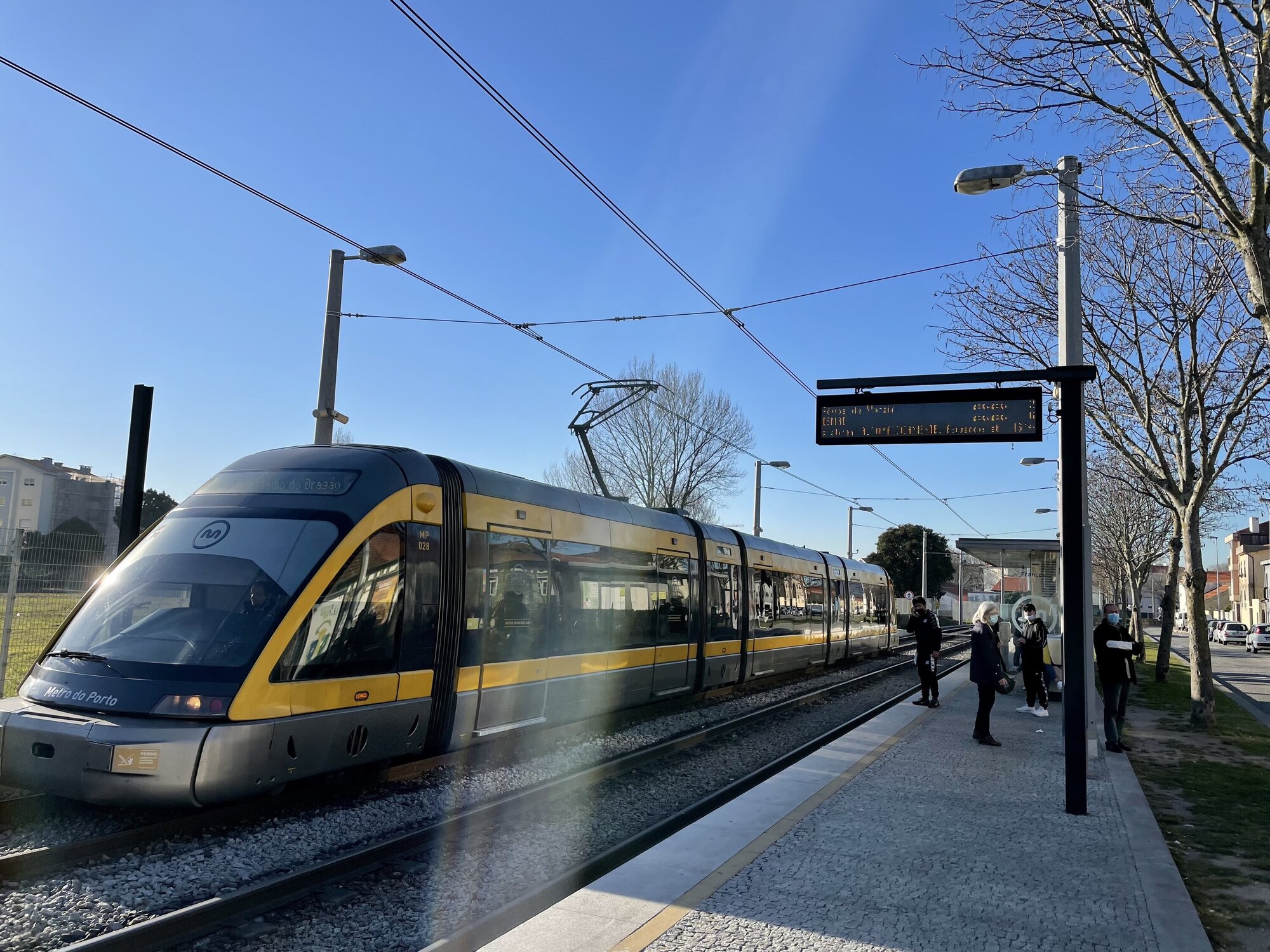 Everything you need to know about Porto's metro, buses and trains