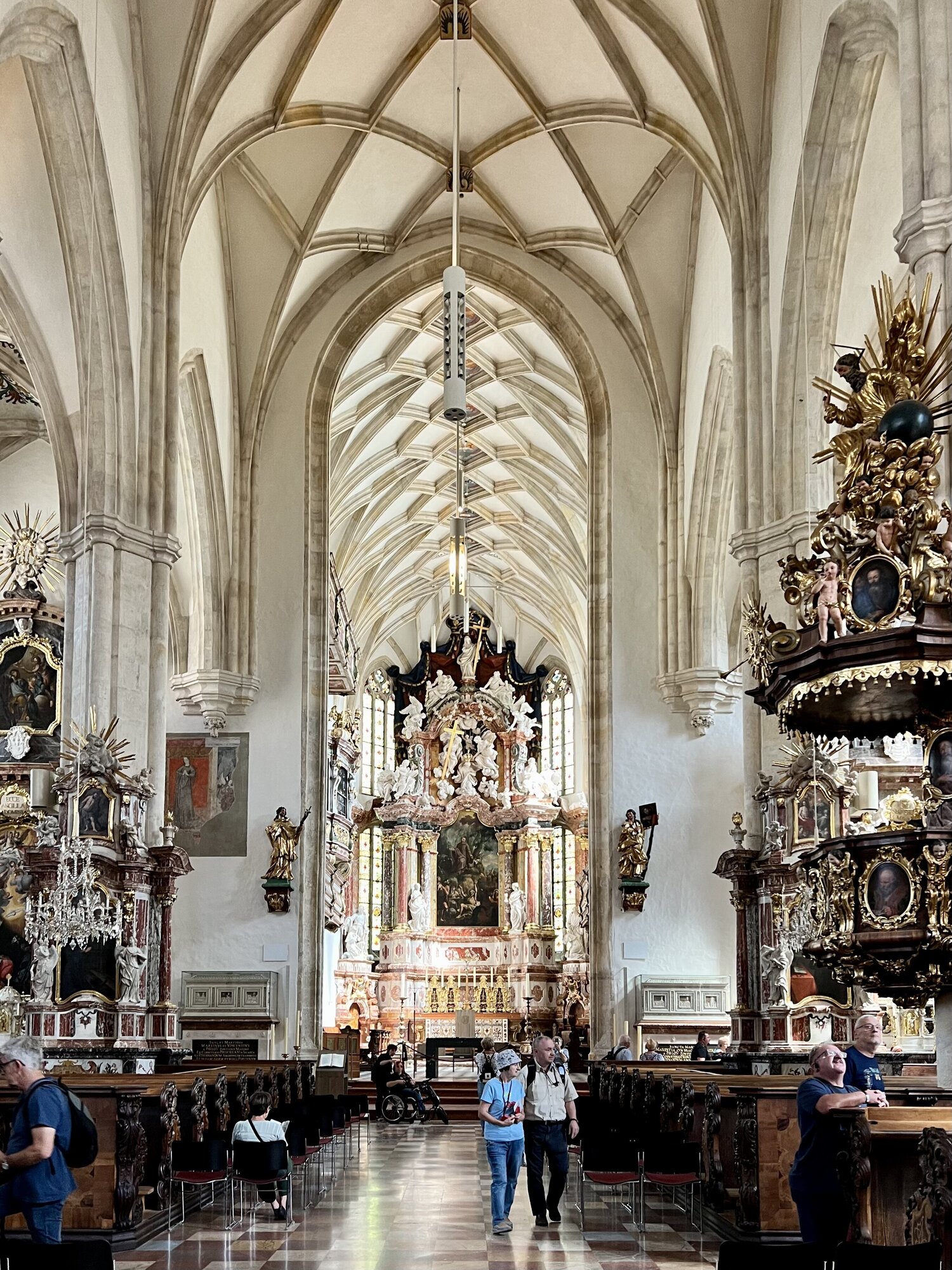 The Crown of Graz. A guide to the imperial core of the city